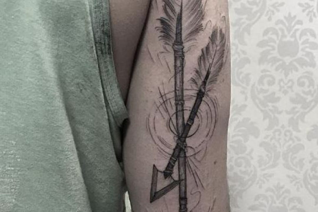 Double flèche géante derrière le bras