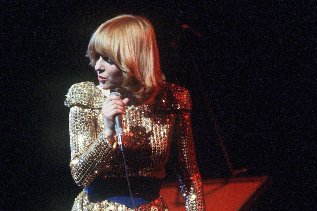 France Gall en ensemble à sequins dorés
