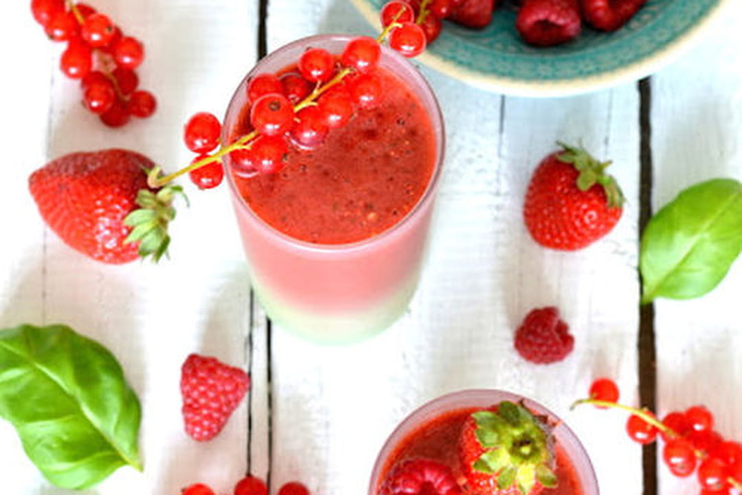 Smoothie aux fruits rouges et basilic