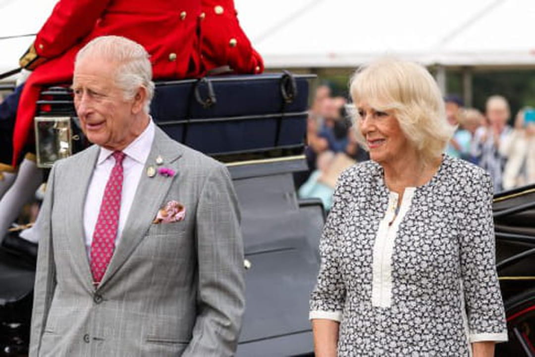 La reine Camilla ose la robe de grand-mère, À 56 ans, Jennifer Lopez en ...