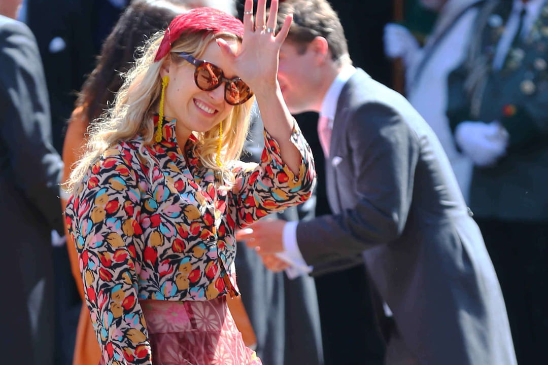 Élisabeth de Belgique en robe courte fleurie au style preppy