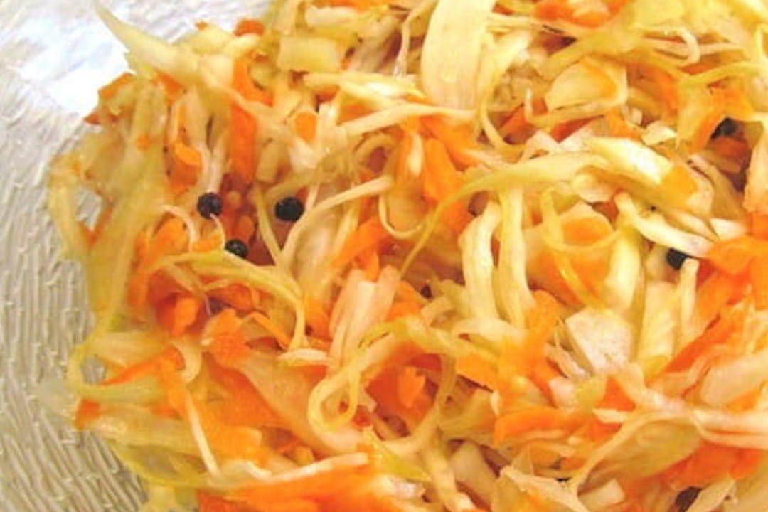 Chou blanc fermenté avec des carottes