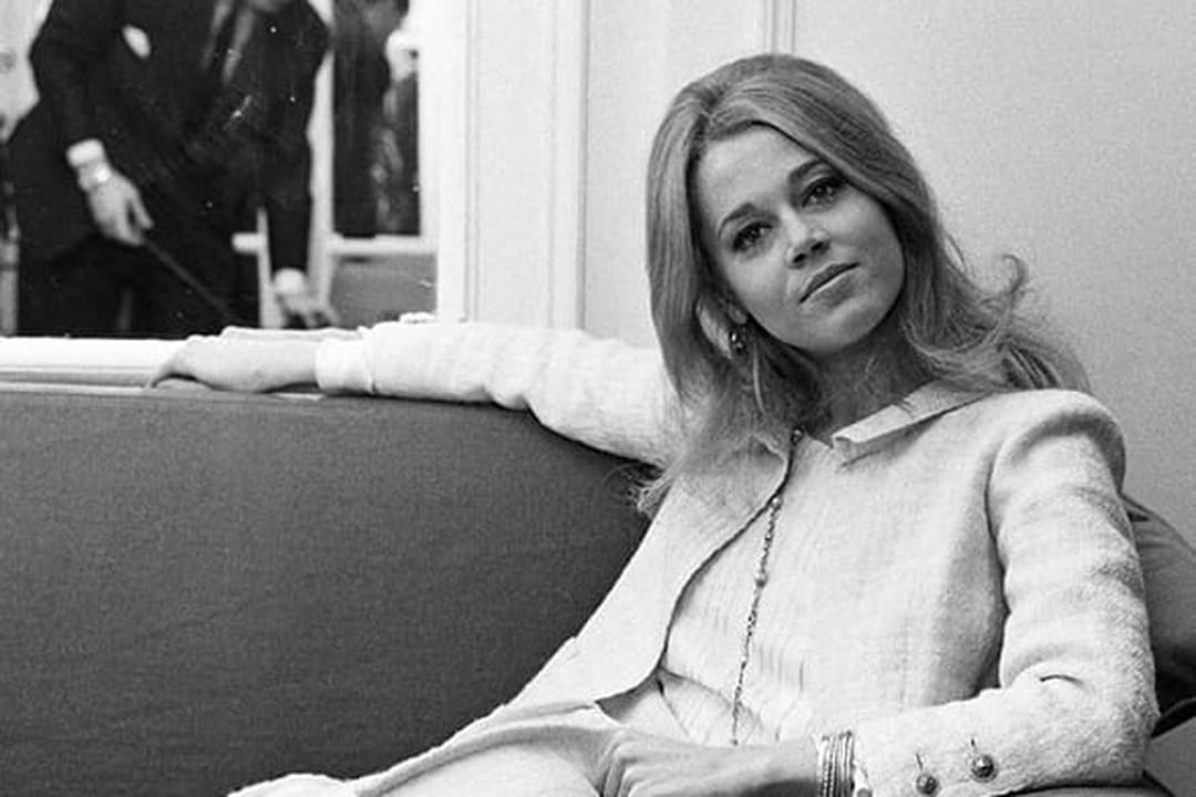 Jane Fonda en robe mi-longue et veste