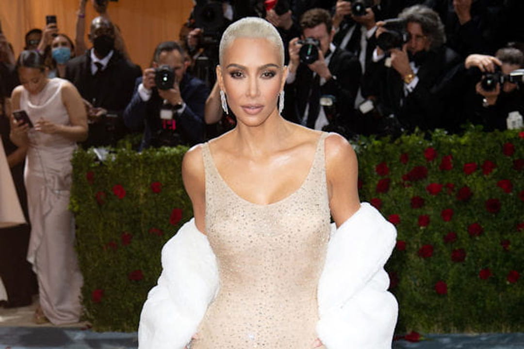Kim Kardashian version tapis rouge en robe transparente Jean-Louis ...