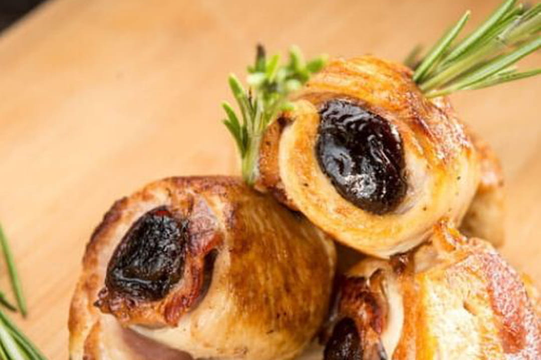 Mini roulades de volaille et lard fumé aux pruneaux d'Agen et romarin