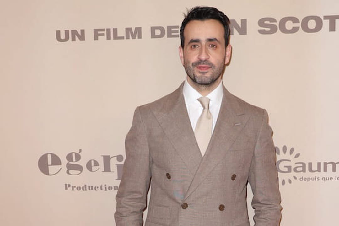 Jonathan Cohen montre comment porter le costume beige avec style