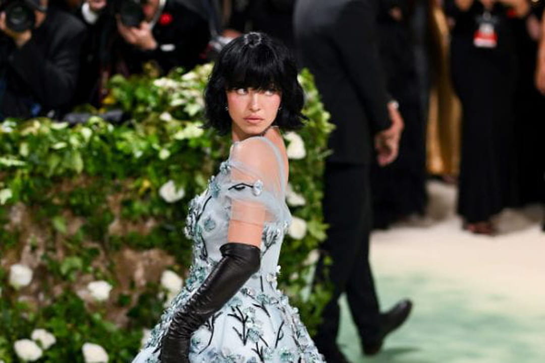 En gants noirs et robe immaculée, Sydney Sweeney semble sortir d'un ...