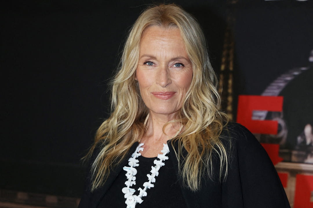 Raie au milieu et ondulations blondes d'Estelle Lefébure