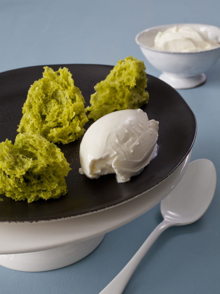 Recette de Biscuit éponge à la pistache, crème fraîche salée