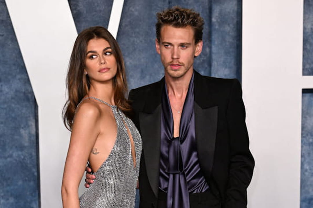 Kaia Gerber en robe fendue Celine et Austin Butler en chemise satinée ...