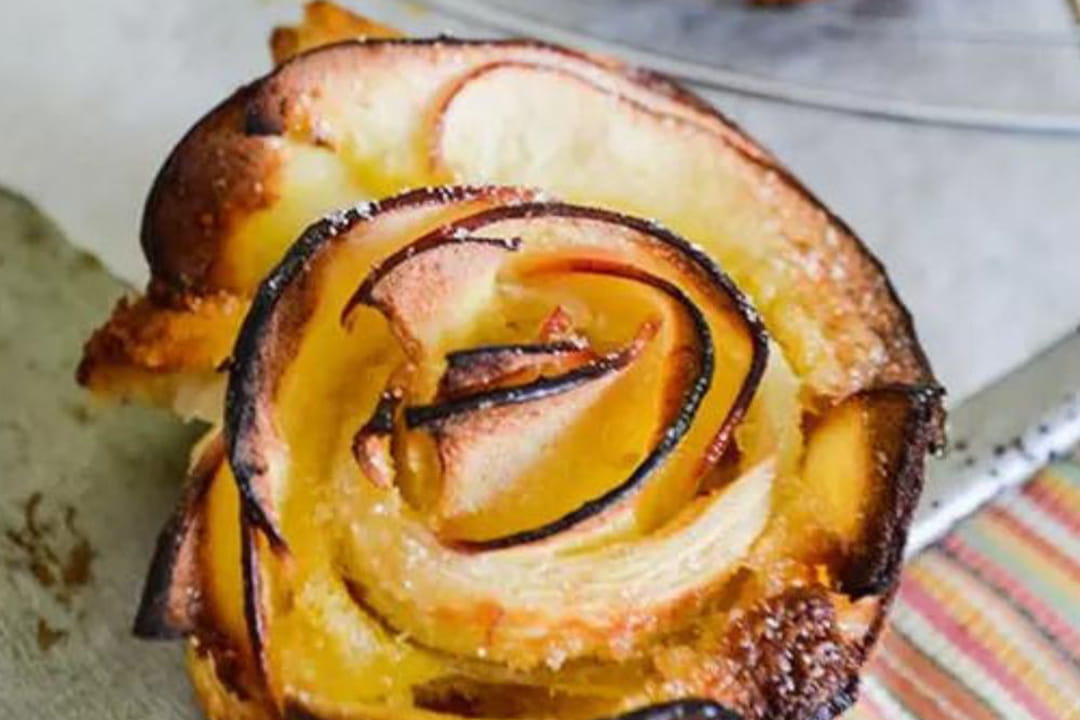 Roses des rois aux pommes et à la crème d'amandes