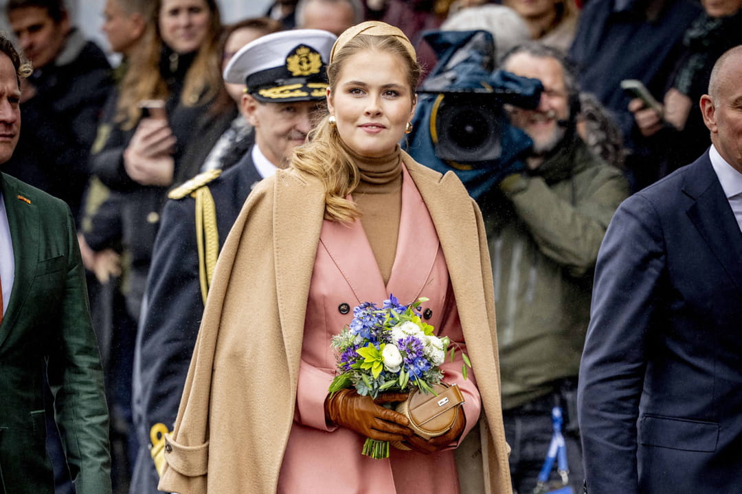 La princesse Amalia des Pays-Bas fait sensation en tailleur rose