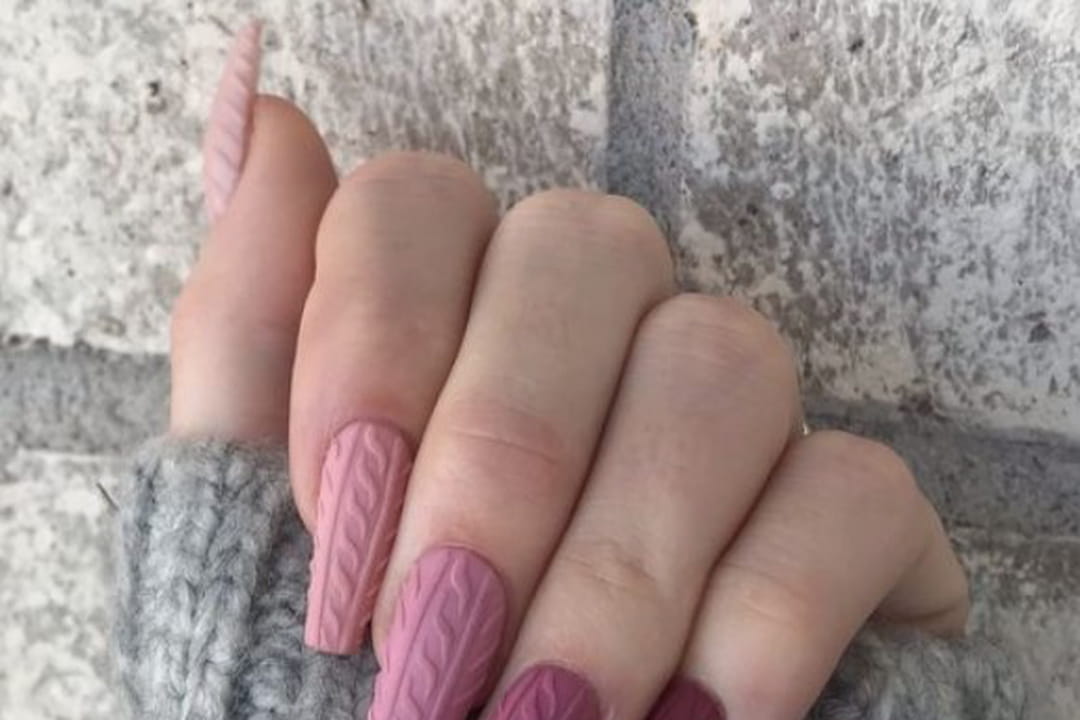 Nail art ongles effet pull rose
