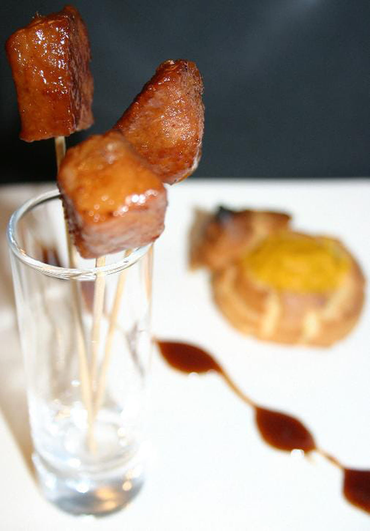 Sucettes de porc caramélisé et gougère carottes - LeBonPlat