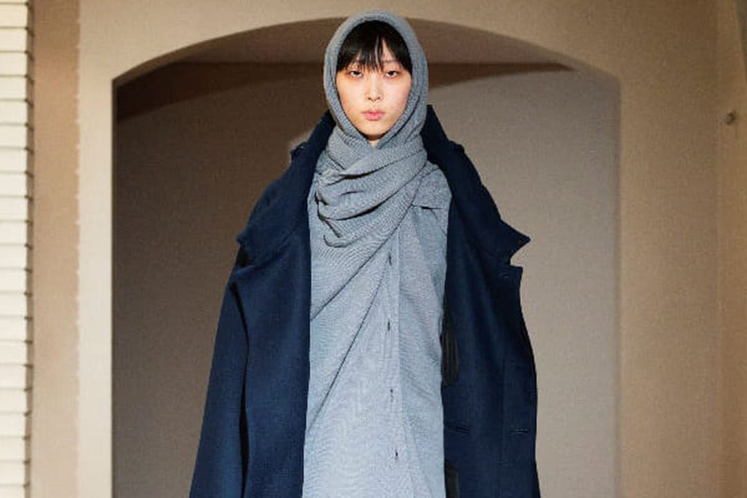 Robe torsadée à capuche et cuissardes rouges aperçues sur le défilé ...