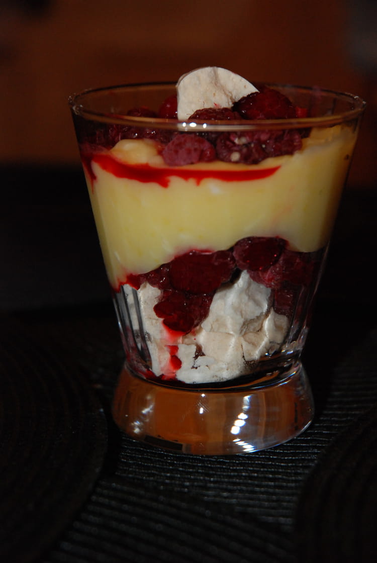Recette de Verrine aux fruits rouges, meringue et lemon curd : la ...