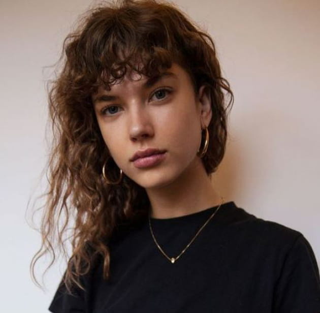 Frange bouclée et cheveux bouclés