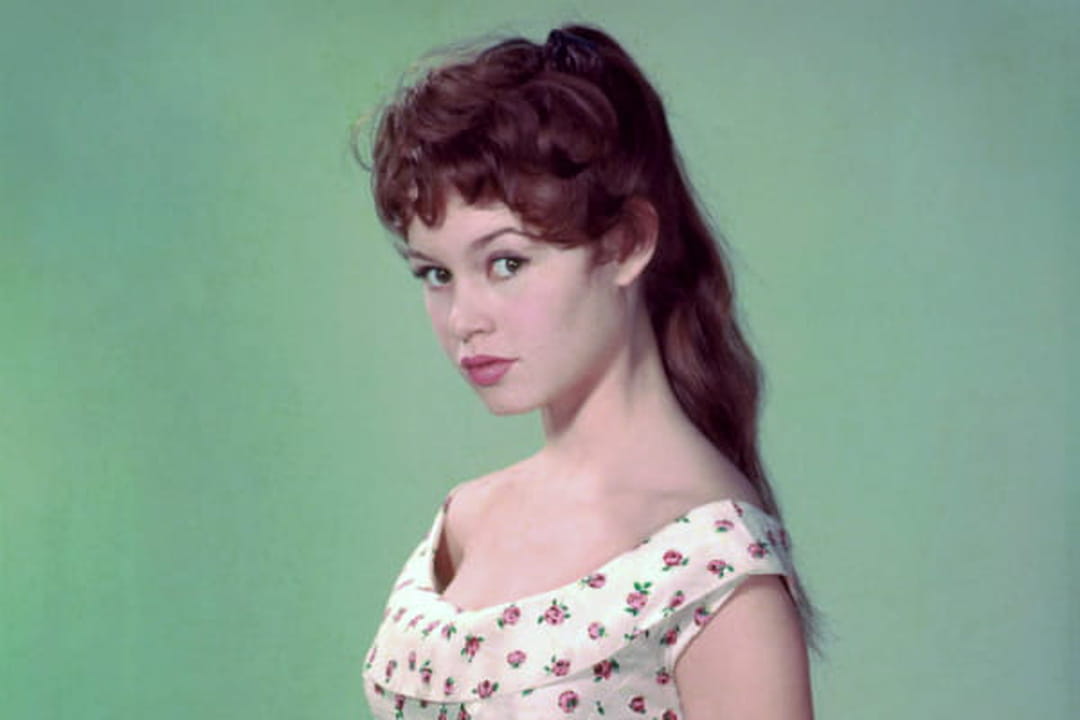 Brigitte Bardot en robe blanche imprimée de roses