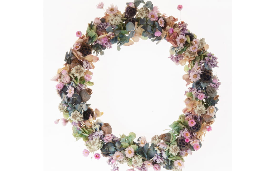 Une couronne de fleurs pour la déco de table