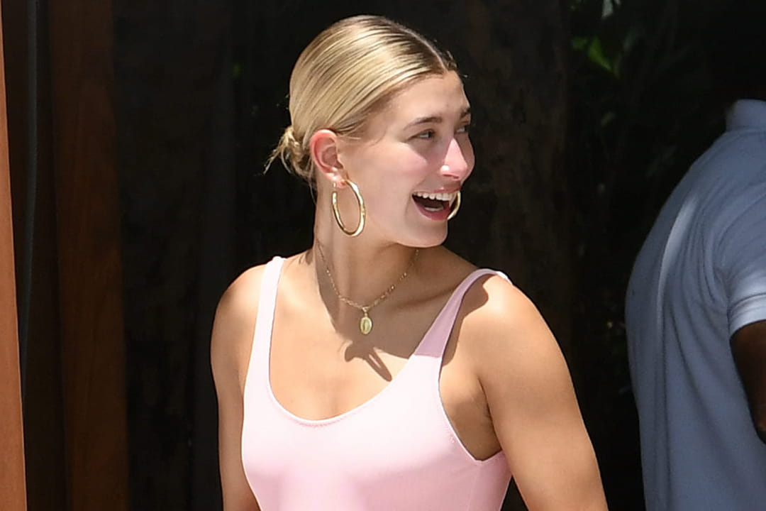 Hailey Bieber en maillot de bain une pièce rose clair