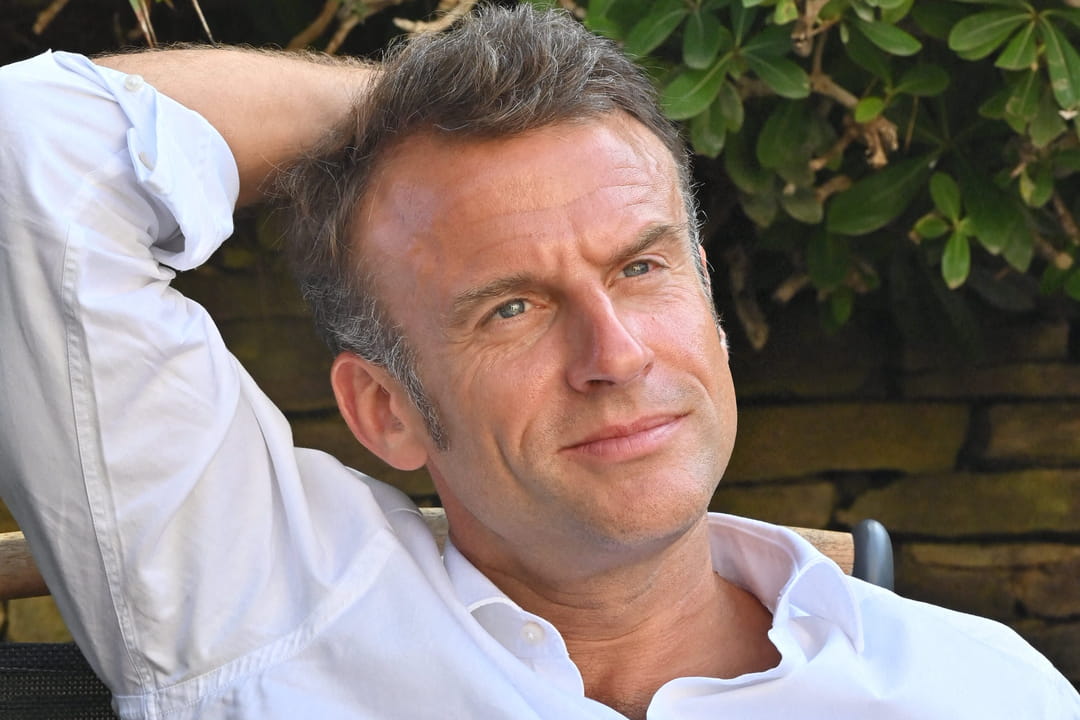 Emmanuel Macron, en vacances : "Chaque année, il en revient plus musclé"