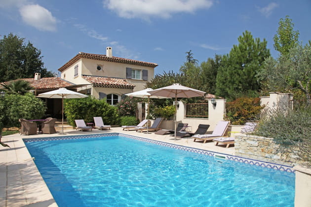 Une eau entourée de verdures