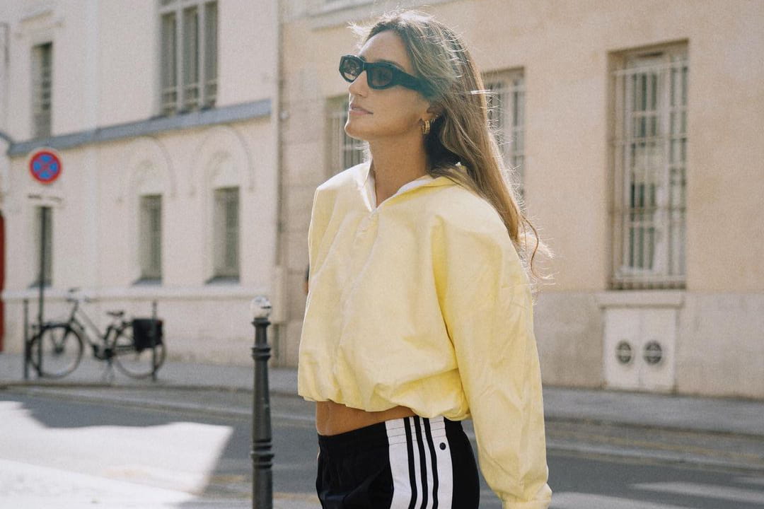 Kenza, sur le côté