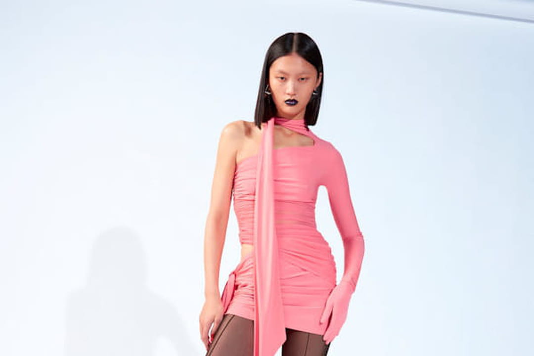 Robe courte rose drapée issue de la collaboration Mugler H&M
