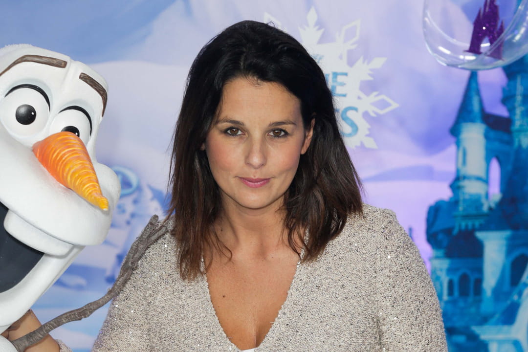 Faustine Bollaert, discrète avec ses pommettes rose vif