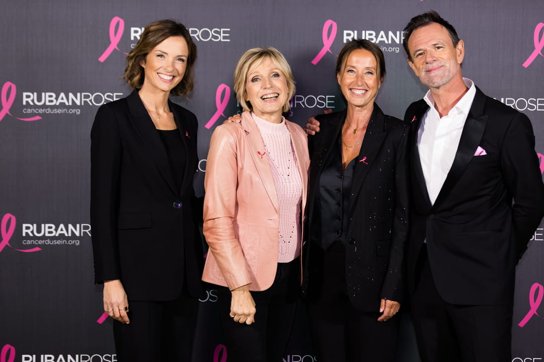 Isabelle Ithurburu et Evelyne Dhéliat posent avec Sandrine Planchon et ...