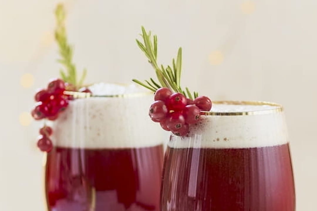 Cocktail à la grenade, groseille et bière de Noël