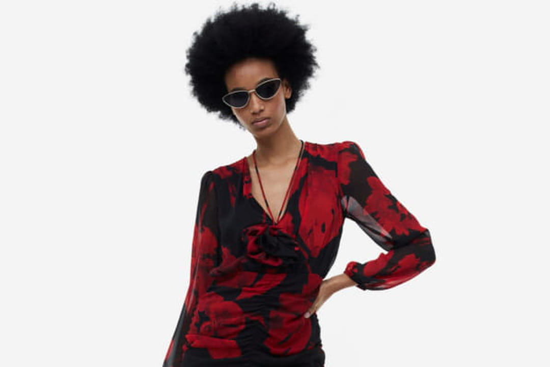 Robe froncée avec application