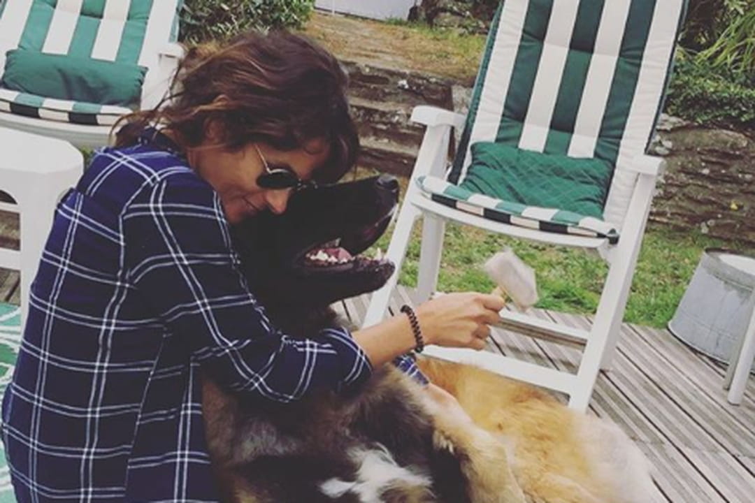 Faustine Bollaert câline Nessie