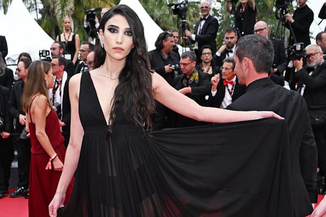 Milla Lapidus en robe noire en mousseline Michael Kors
