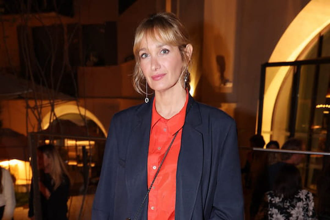 Caroline Anglade adopte le jean intemporel qui allonge tout de suite la ...
