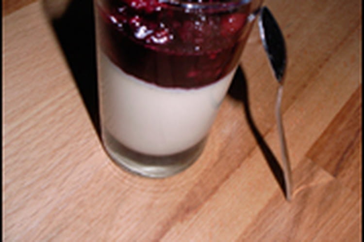 Panna cotta aux fruits rouges en verrines
