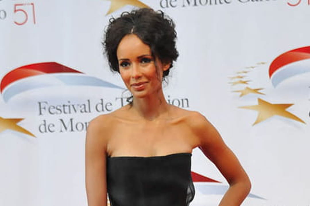 Sonia Rolland en robe bustier noire façon écailles de poisson