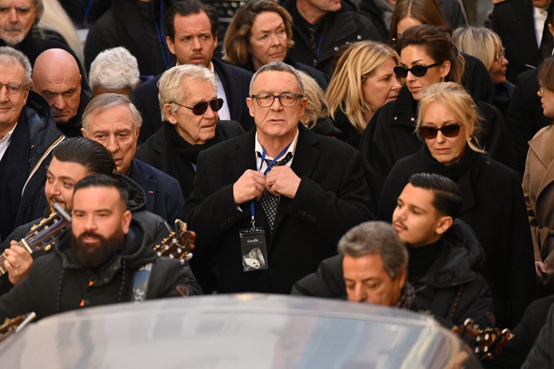 Nicolas-Jacques Charrier et Bernard d'Ormale accompagnent le cercueil ...