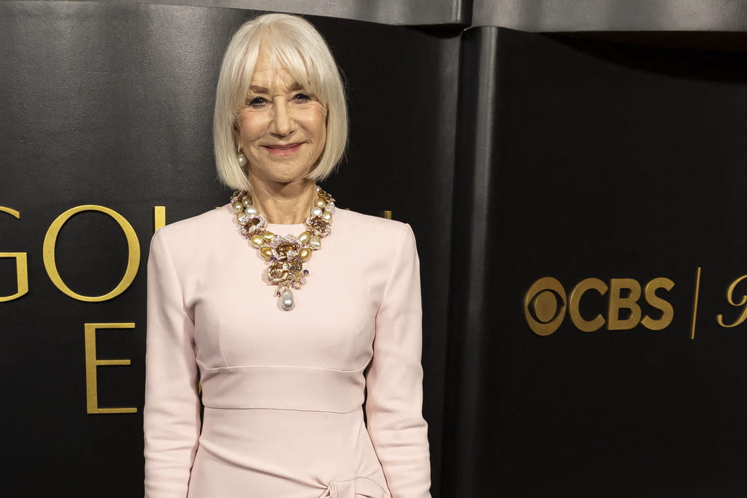 À 80 ans, Helen Mirren rajeunit de 20 ans grâce à cette robe rose