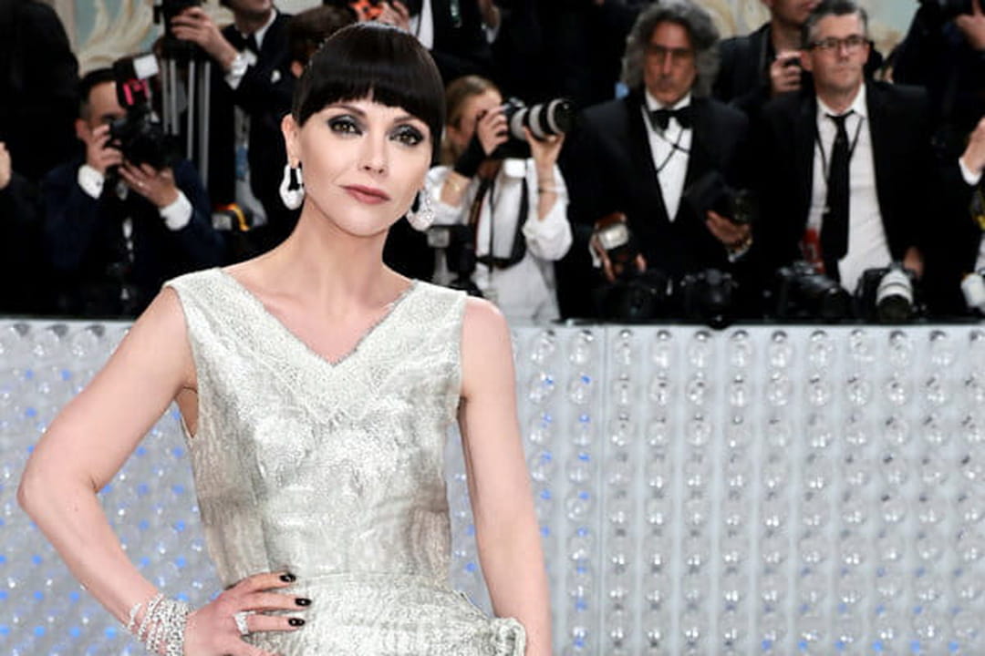 Christiana Ricci en robe argentée Fendi Couture