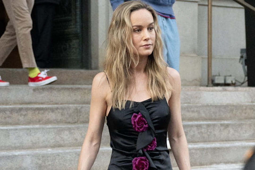Brie Larson en robe bustier noire à fleurs au défilé Rodarte