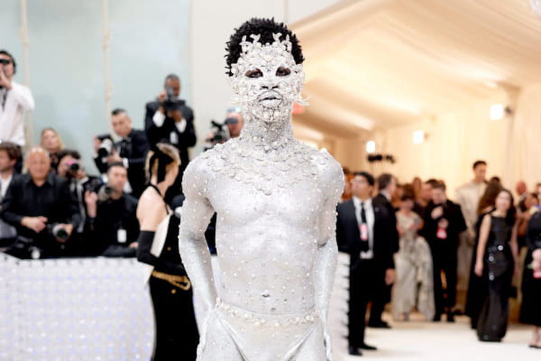 Lil Nas X en body paint argenté par Pat McGrath et 218 794 cristaux ...