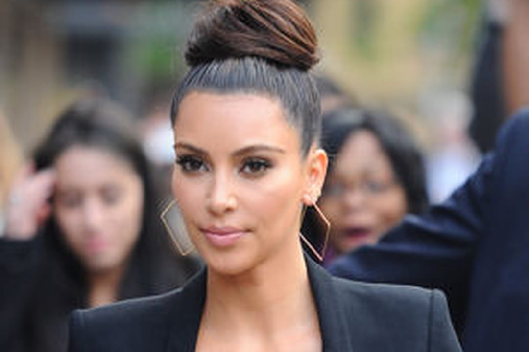 Le chignon opéra de Kim Kardashian