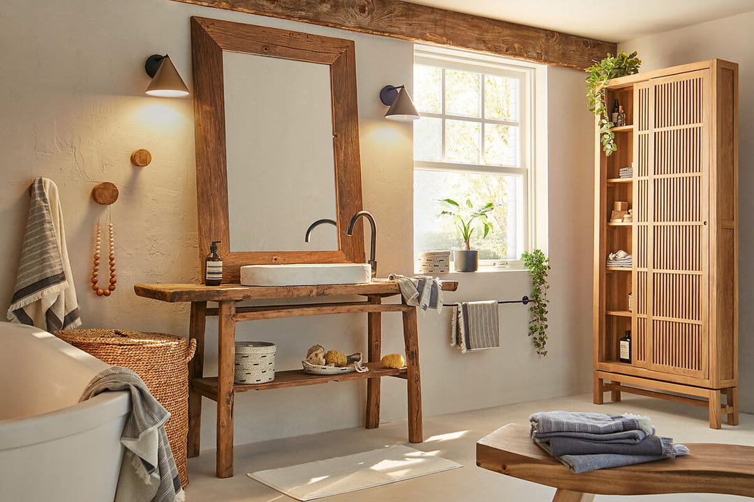 Un meuble en bois brut