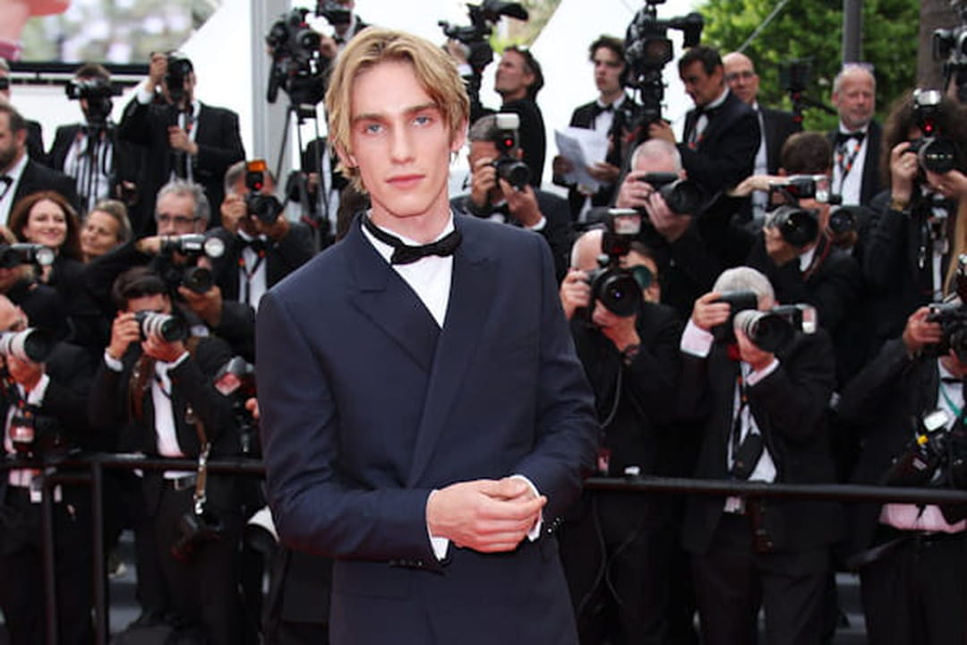 Levon Hawke en costume bleu marine Dior