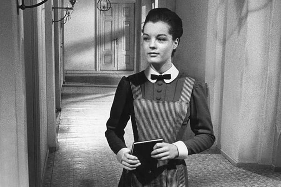 Romy Schneider en robe et nœud papillon