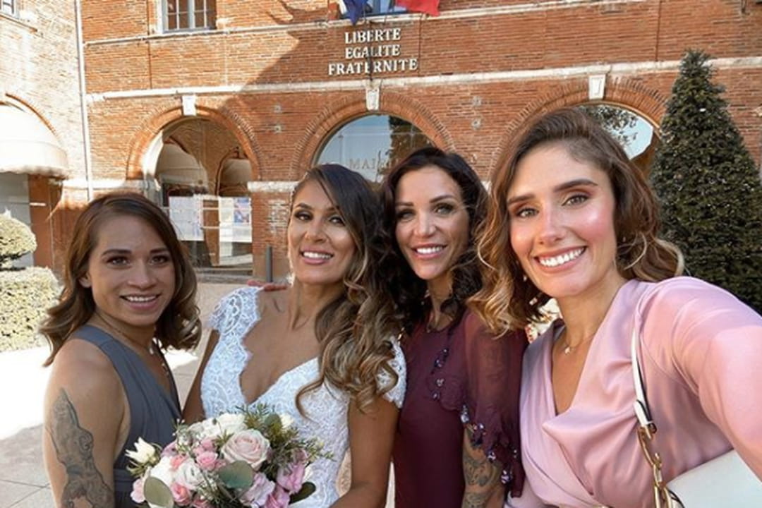 Wafa El Mejjad (Koh-Lanta), tout sourire entourée de ses copines de TV