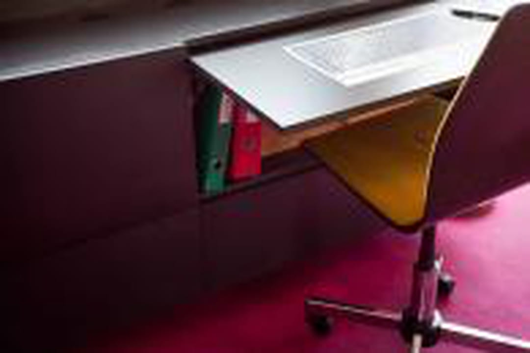 Un bureau caché dans le salon