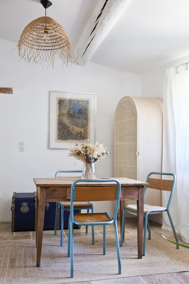 Une salle à manger aux meubles chinés