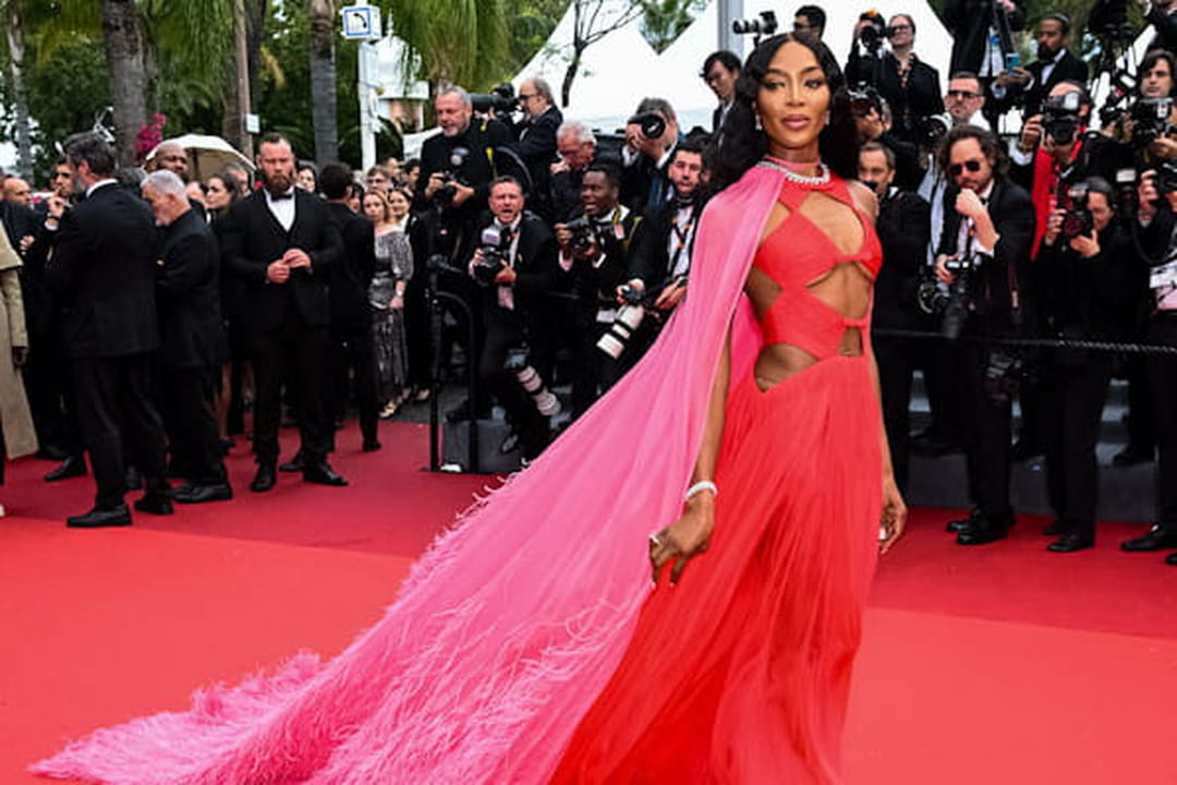 Naomi Campbell en robe cut out rouge et rose Valentino